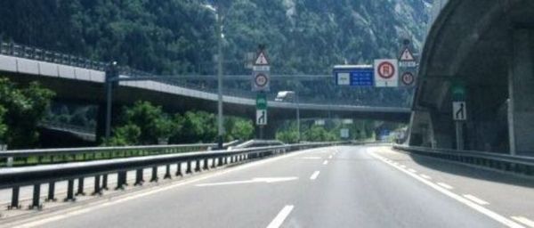 Gesetz für eine Fahrspur pro Richtung - htr.ch