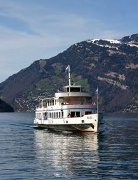 Letzte Fahrt der MS Rigi auf dem Vierwaldstättersee - htr.ch