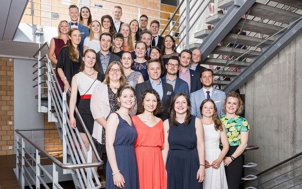 HF Thun diplomiert neuen Kadernachwuchs für die Branche - htr.ch