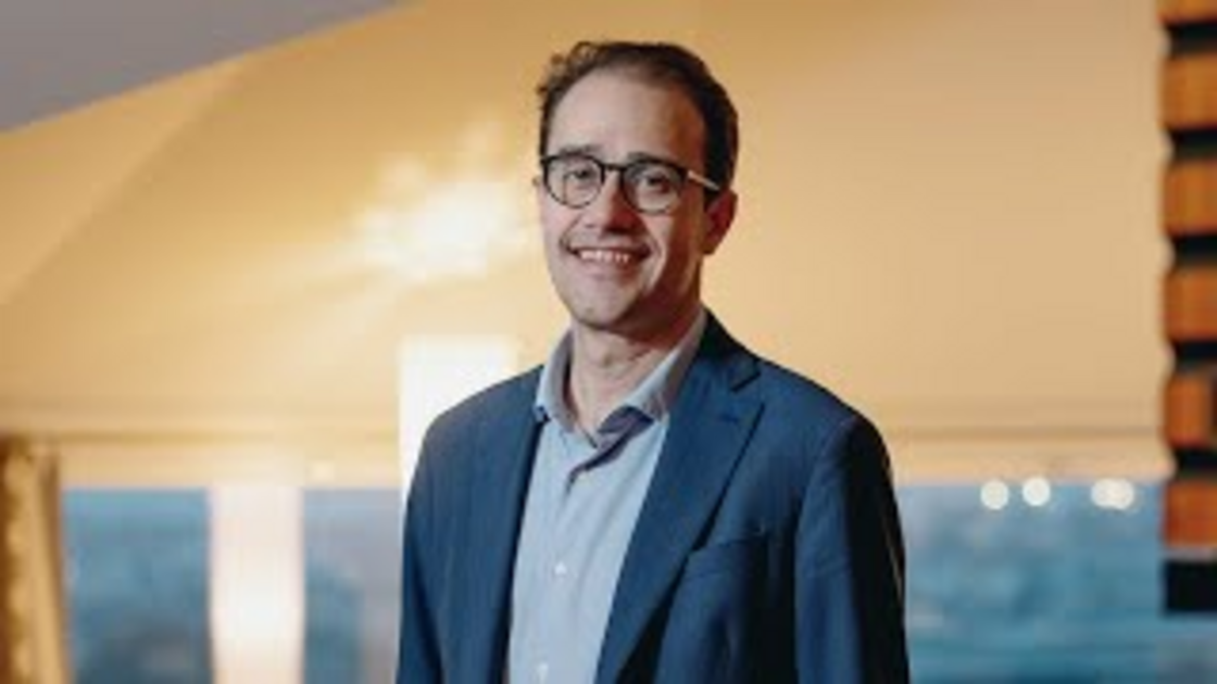 Frischer Wind im Bundeshaus: SP-Nationalrat David Roth - htr.ch